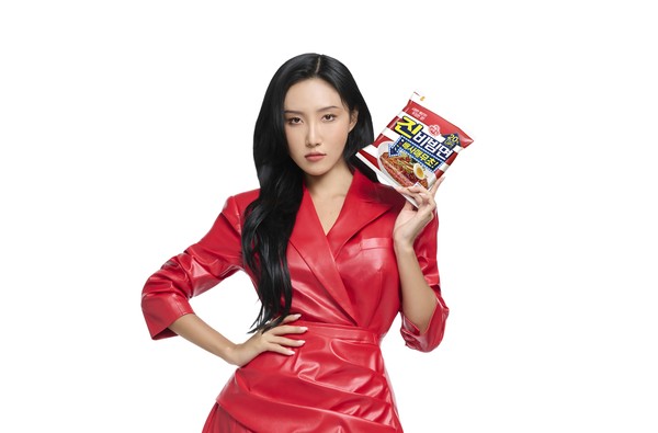 오뚜기 ‘진비빔면’ 새 모델로 먹방 여신 가수 화사 발탁